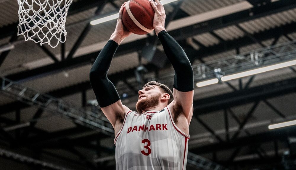 Asbjørn Midtgaard får god spilletid i tætte kampe - Fullcourt