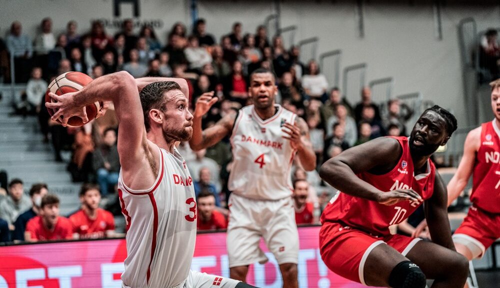 Adama Darboe og Daniel Mortensen i tæt duel på Island - Fullcourt