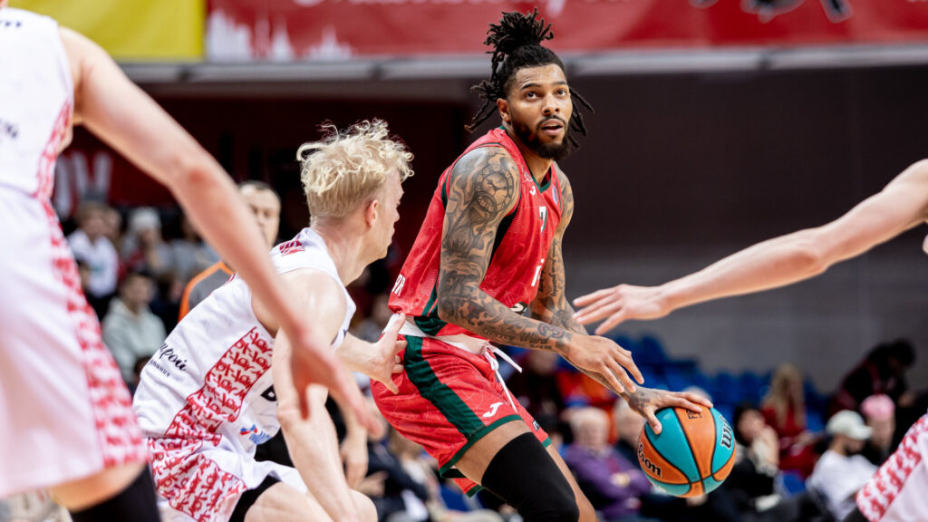 DeVaughn Akoon-Purcell på rundens hold i Rusland - Fullcourt