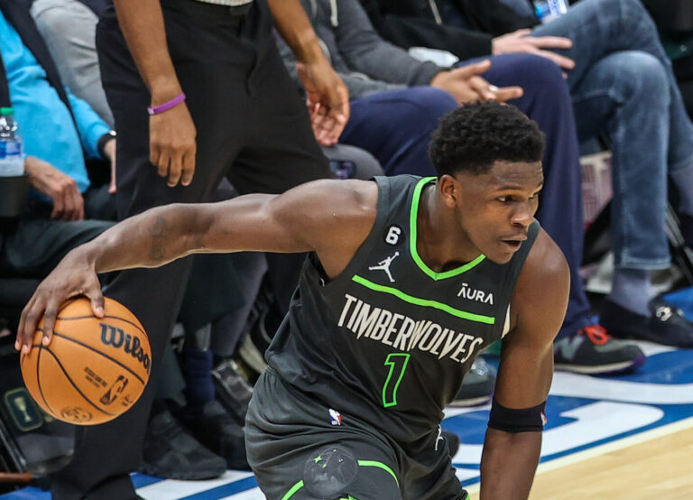 Anthony Edwards rammer 10,000 point som tredje hurtigste nogensinde ...